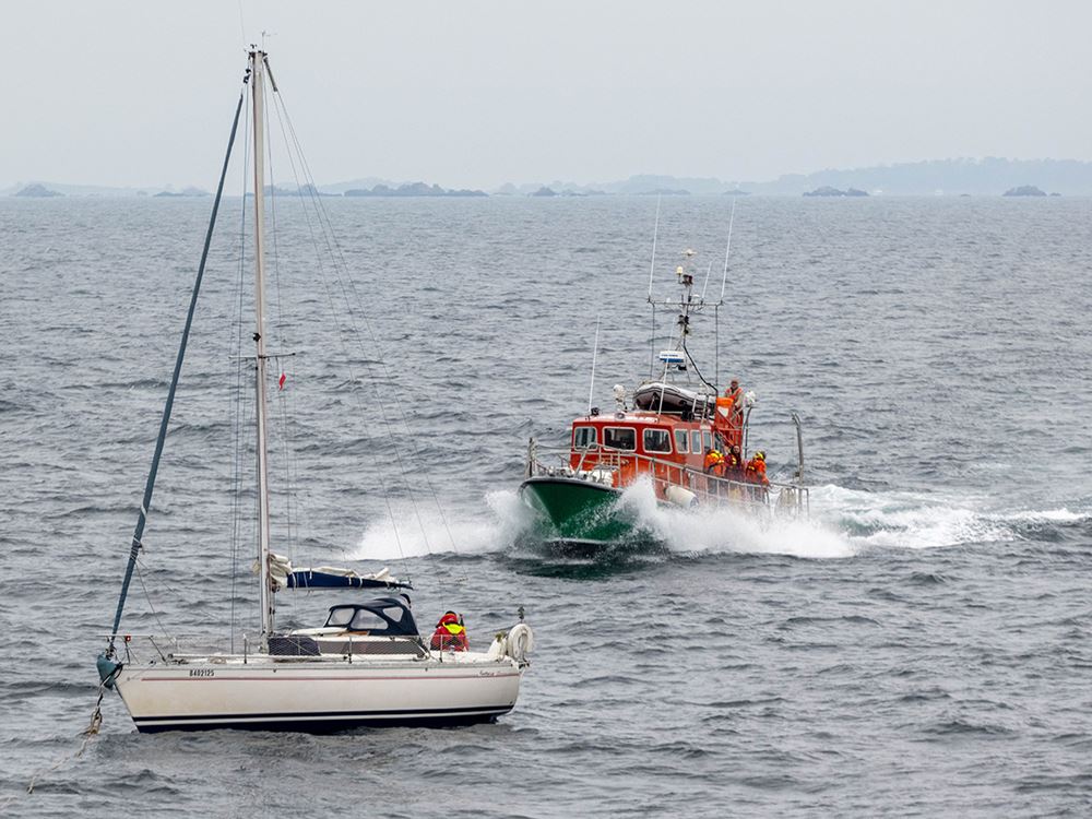 Sailing boat rescued by the Götheborg | Götheborg of Sweden