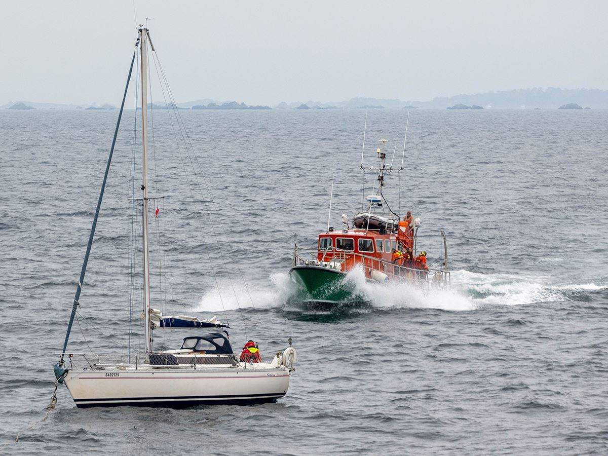 Sailing boat rescued by the Götheborg | Götheborg of Sweden